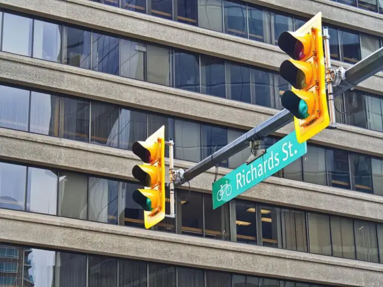 What Does A Flashing Yellow Light Mean? | USA Drivers Guide - Clovis Auto Care